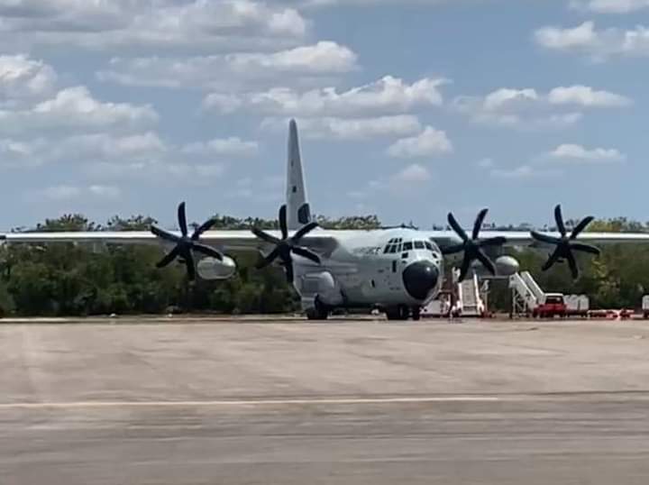 Con todo y turbonada llega el avión cazahuracanes a Mérida