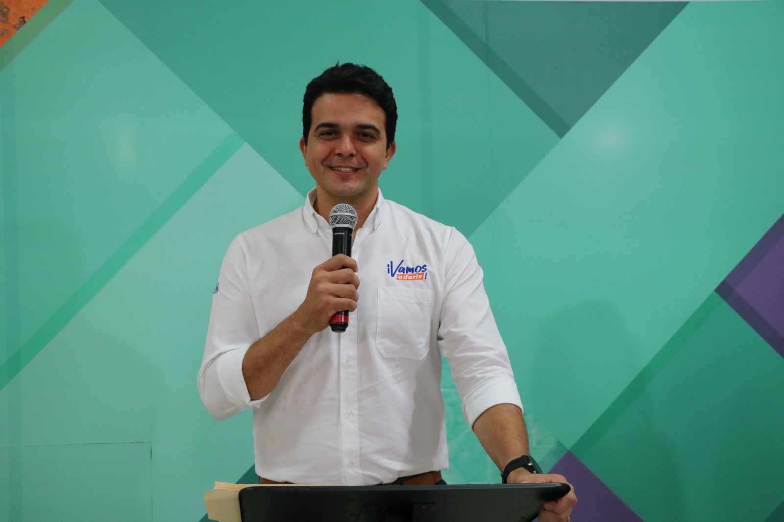 Erik Rihani destaca en el debate por la alcaldía de Progreso
