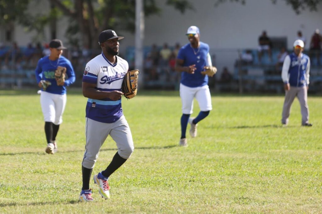 Randy Arozarena de los Seattle Mariners juega amistoso en el CERESO de ...