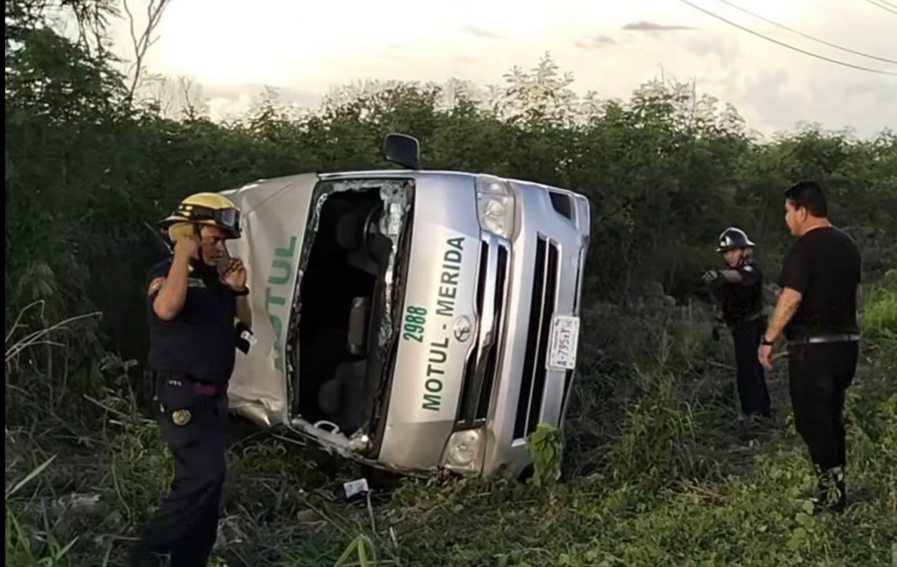 🚨 Vuelca taxi con empleados de maquiladora Monty en la carretera Motul ...